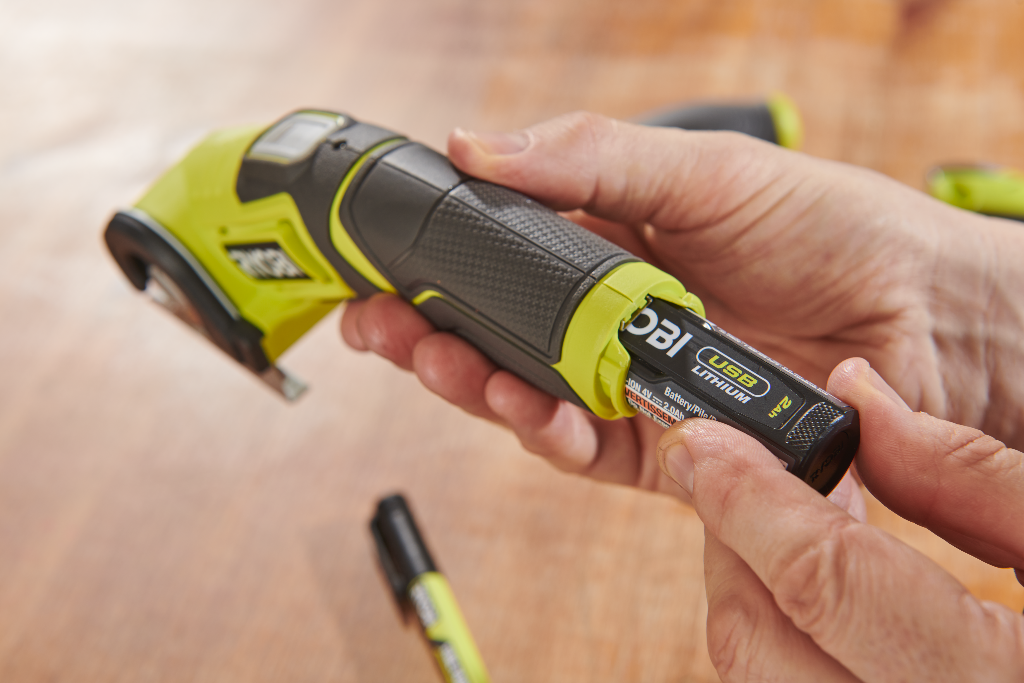 Ryobi RCT4-120G 4V USB Lithium Universalsaks med 2,0Ah batteri og ladekabel