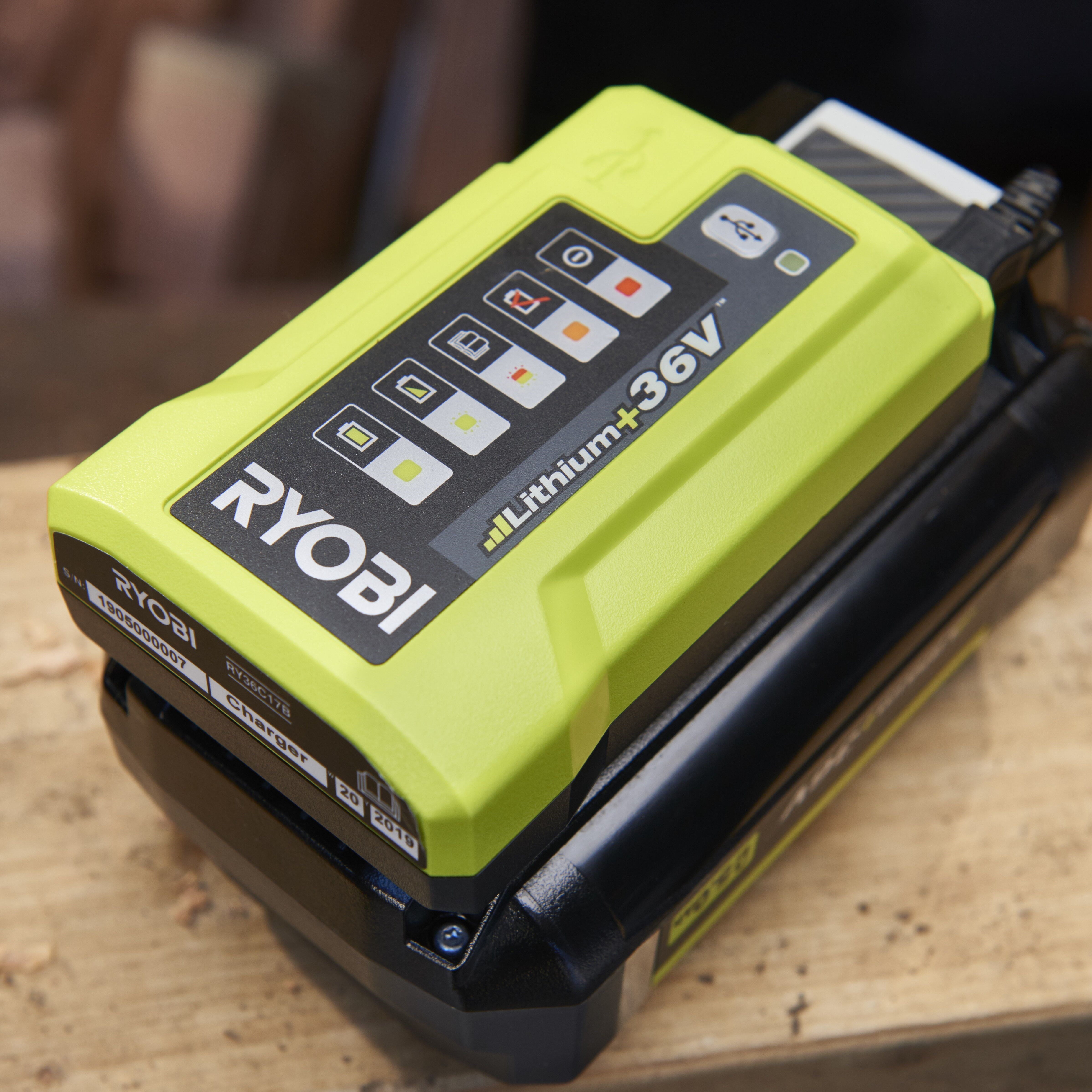 Ryobi RY36C17A 36V Oplader