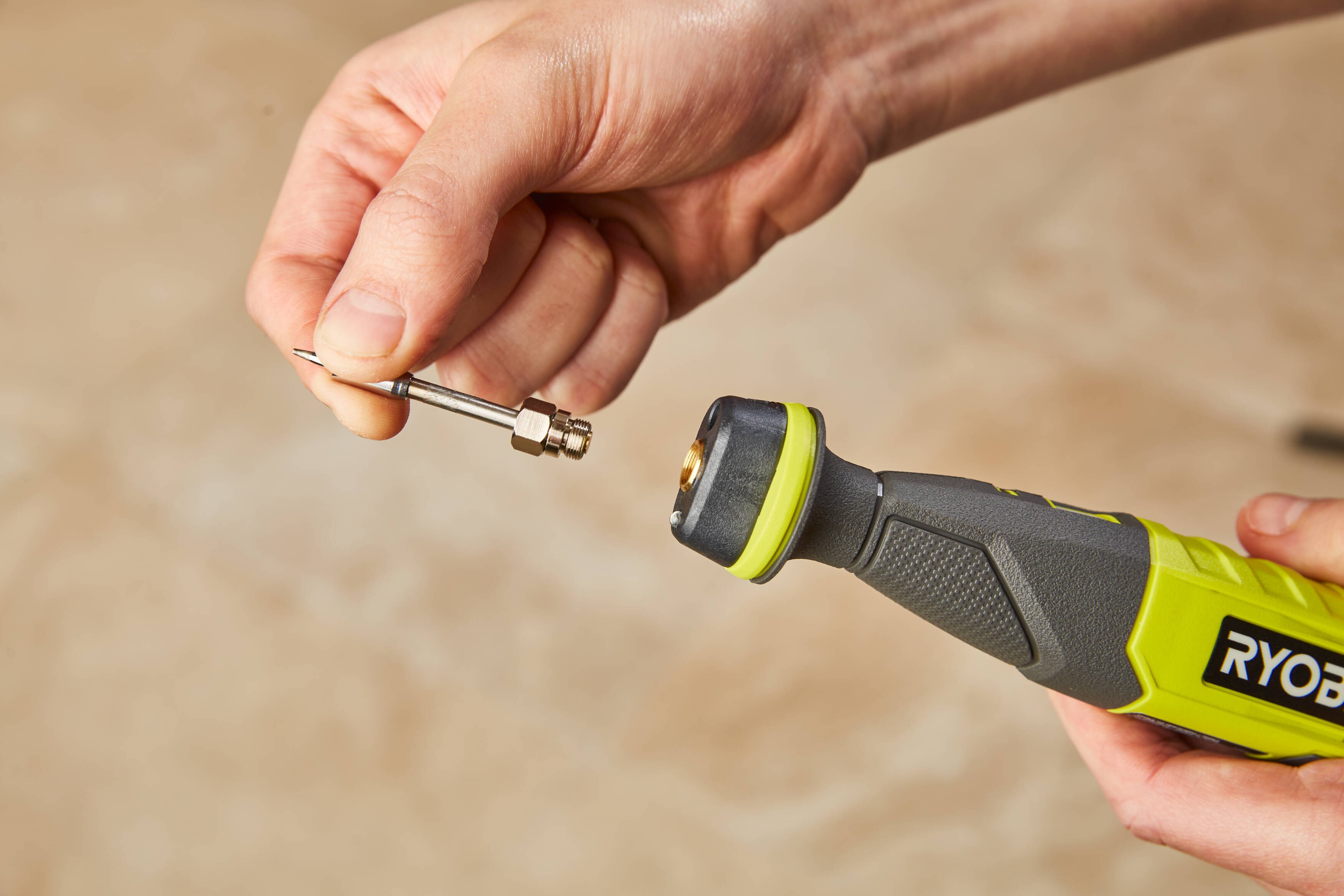 Ryobi RSI4-120G 4V USB Lithium Loddekolbe med batteri og ladekabel