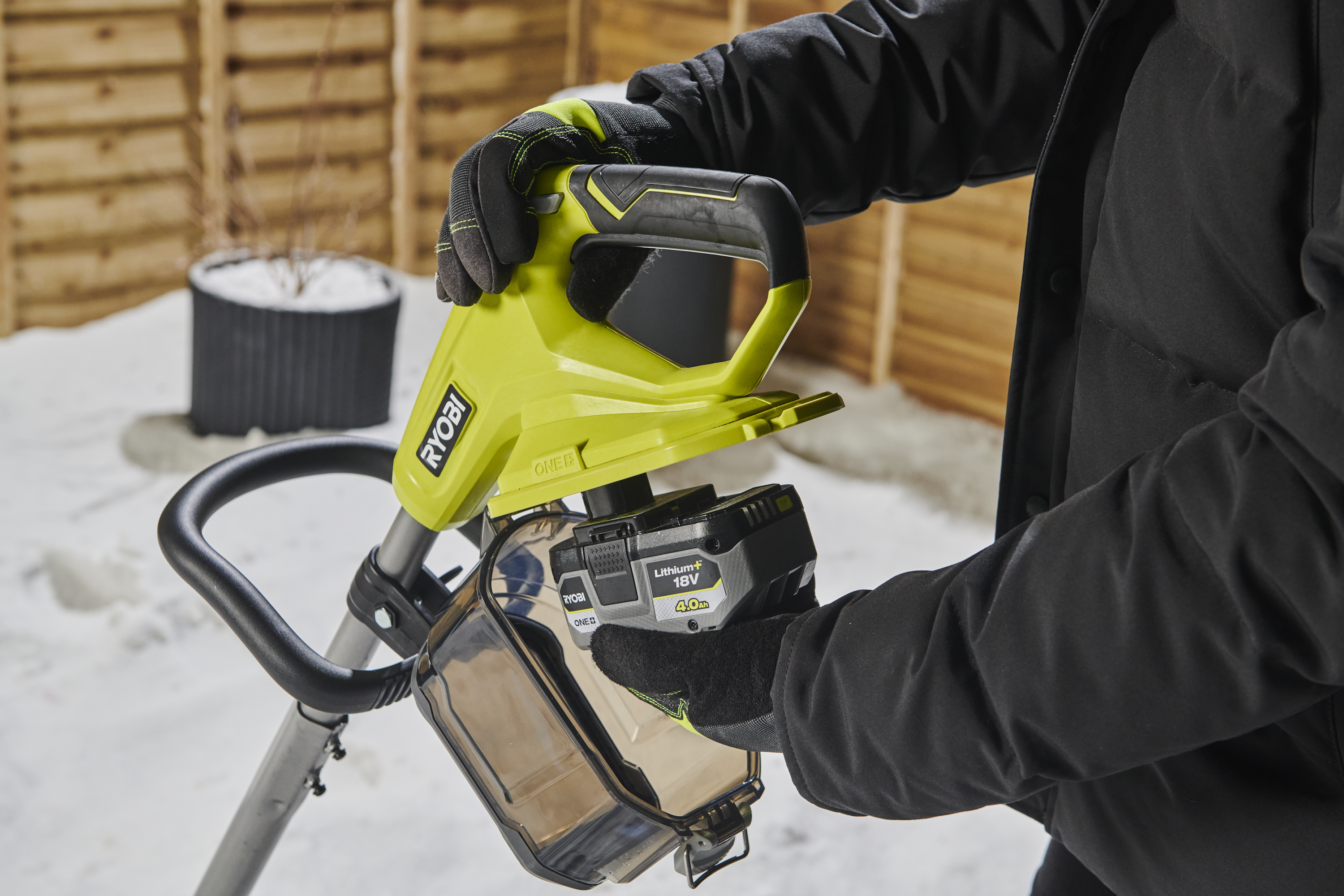 Ryobi RY18ST25A-140 ONE+ 18V Sneslynge med 4,0Ah batteri og lader